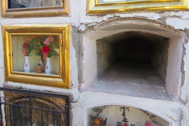 iroon.com: Gallery: Death & Decoration